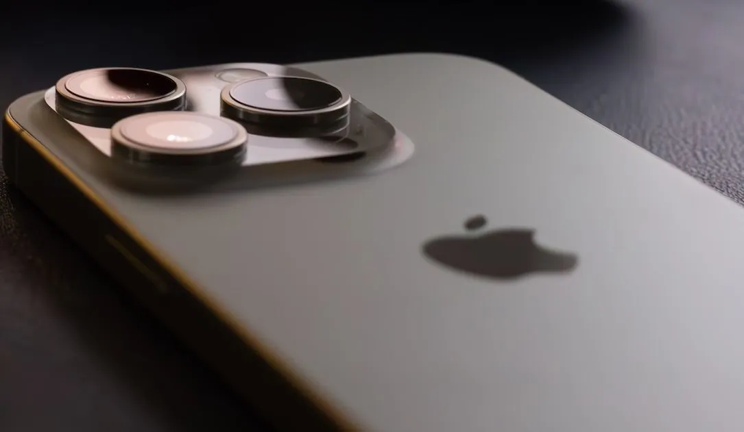 iPhones and Macs get patches for two vulnerabilities | The Record from ...